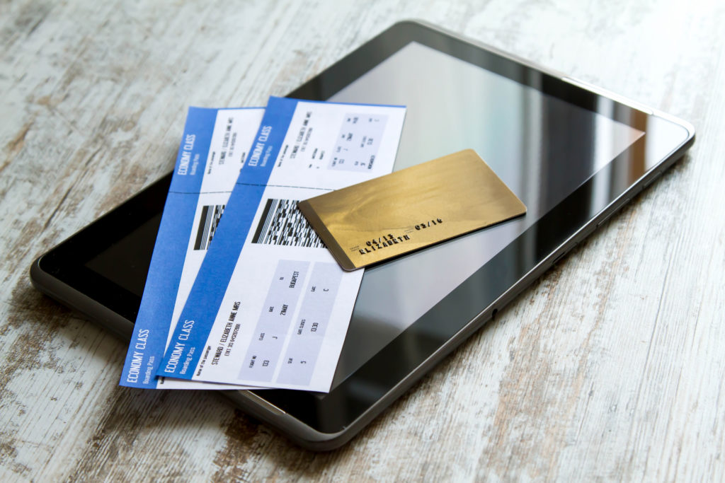 Buying,Airline,Tickets,On,Line,With,A,Credit,Card - 旅遊咖幫你實現夢想旅行